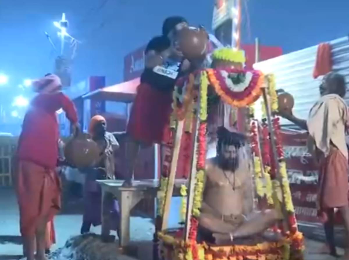 Mahakumbh 2025: Naga Sadhu Pramod Giri Maharaj Performs ‘Hatha Yoga ...