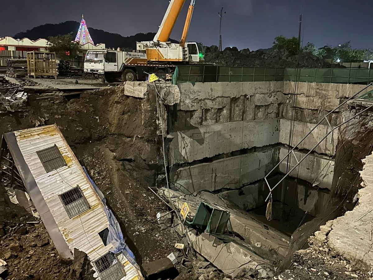 Palghar: JCB Operator Trapped Under Soil in Tunnel Shaft in Vasai; Rescue Operation Underway ...