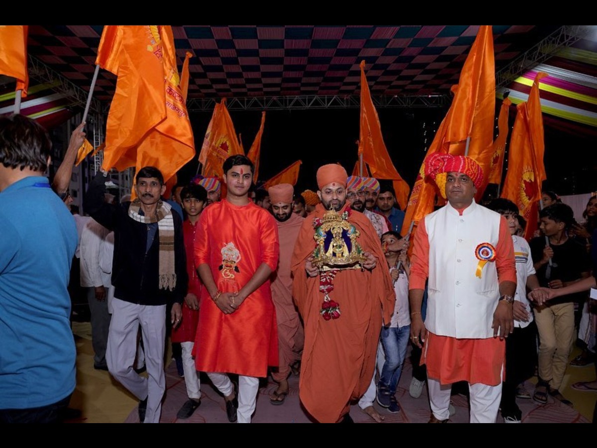 The young actor Om Baraiya alongside his father Arvind Baraiya ...