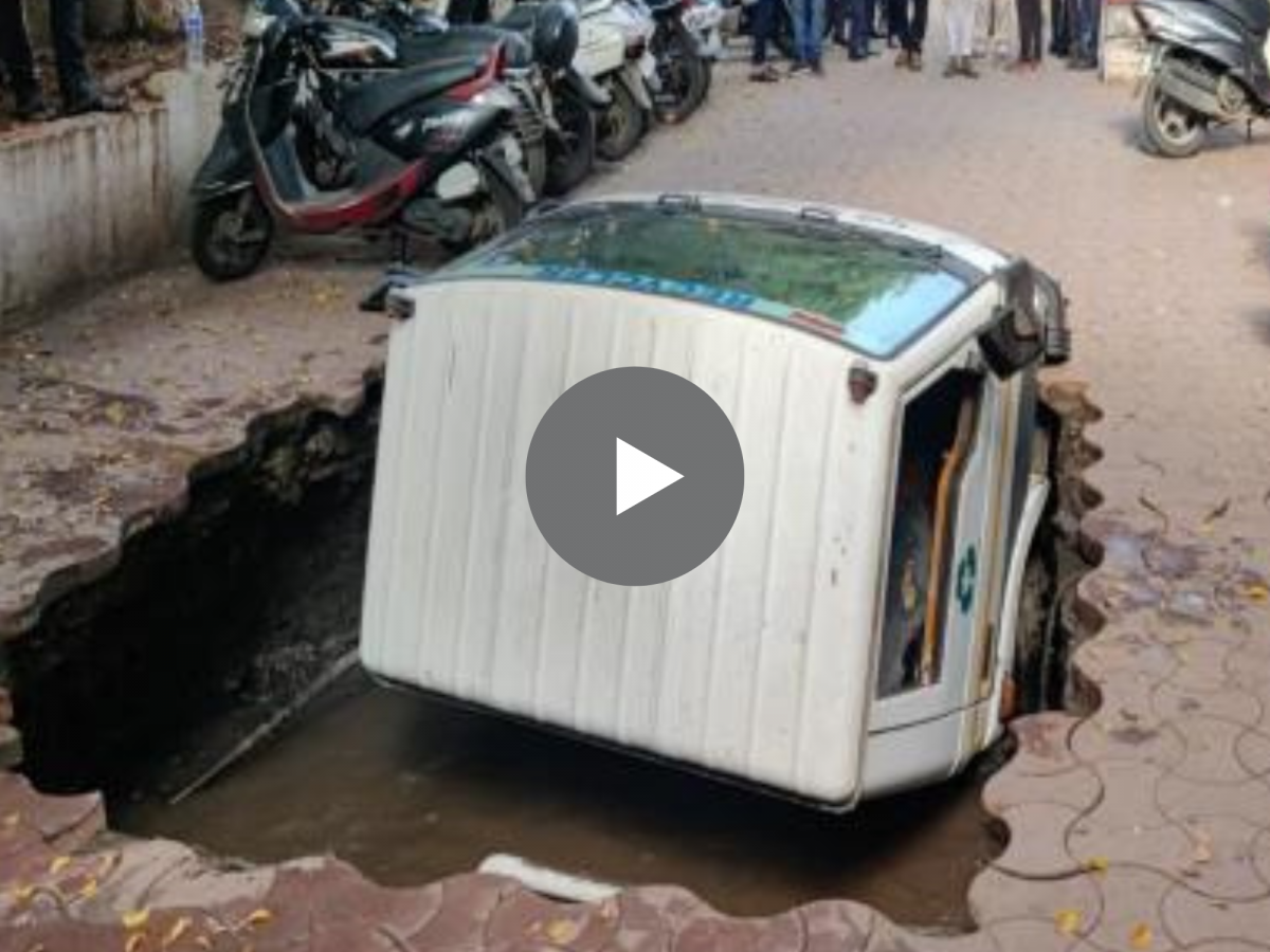 Pune: PMC Truck Falls Into Pit at City Post Office Compound, Video ...