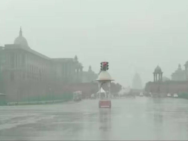 Delhi Rains: Heavy Downpour Brings Respite from Heat, Minimum Temperature at 28.6°C (Watch Video ...