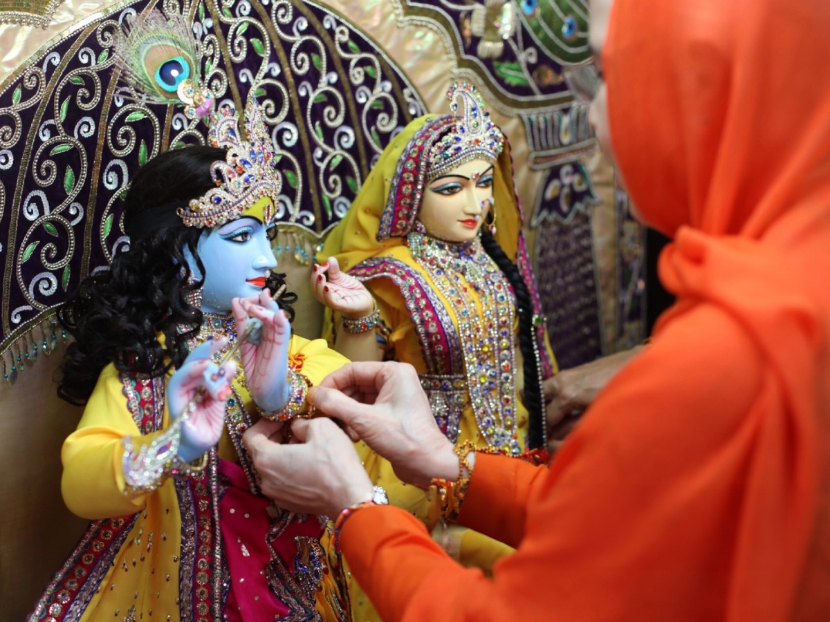 Raksha Bandhan 2024: What is Dev Rakhi and Which God Should You Tie It ...