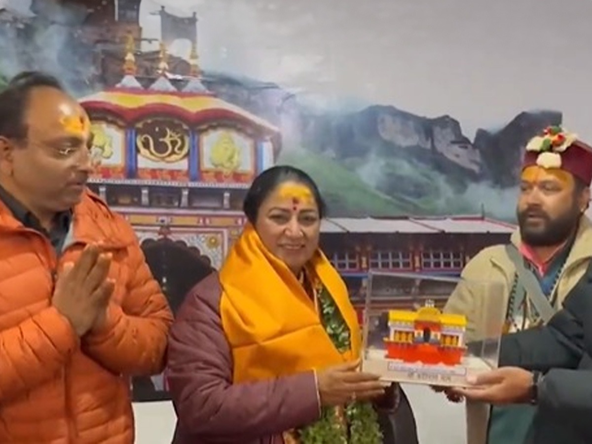 Uttarakhand: Delhi CM Rekha Gupta Visits Badrinath Dham With Her Family (Watch Video) - www ...