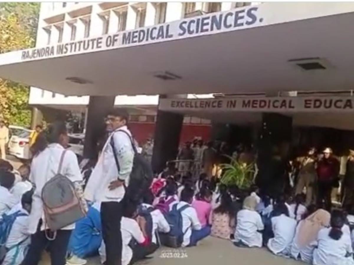 Jharkhand: Junior Doctor from RIMS and His Female Friend Jump from ...