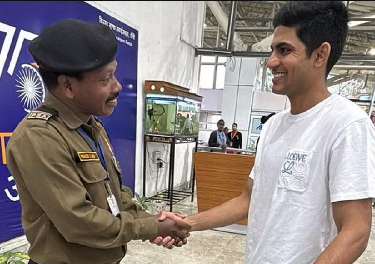 Shubman Gill Meets GT Team-Mate Robin Minz’s Father at Ranchi Airport ...