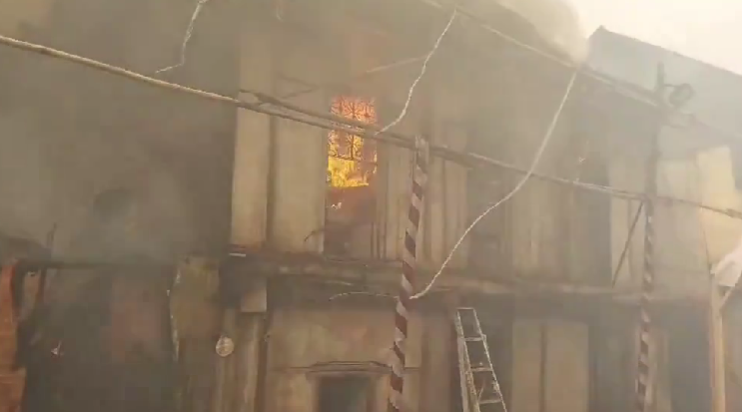 Pune: Massive Fire Breaks Out in Two-Storey Structure Near Bhausaheb ...