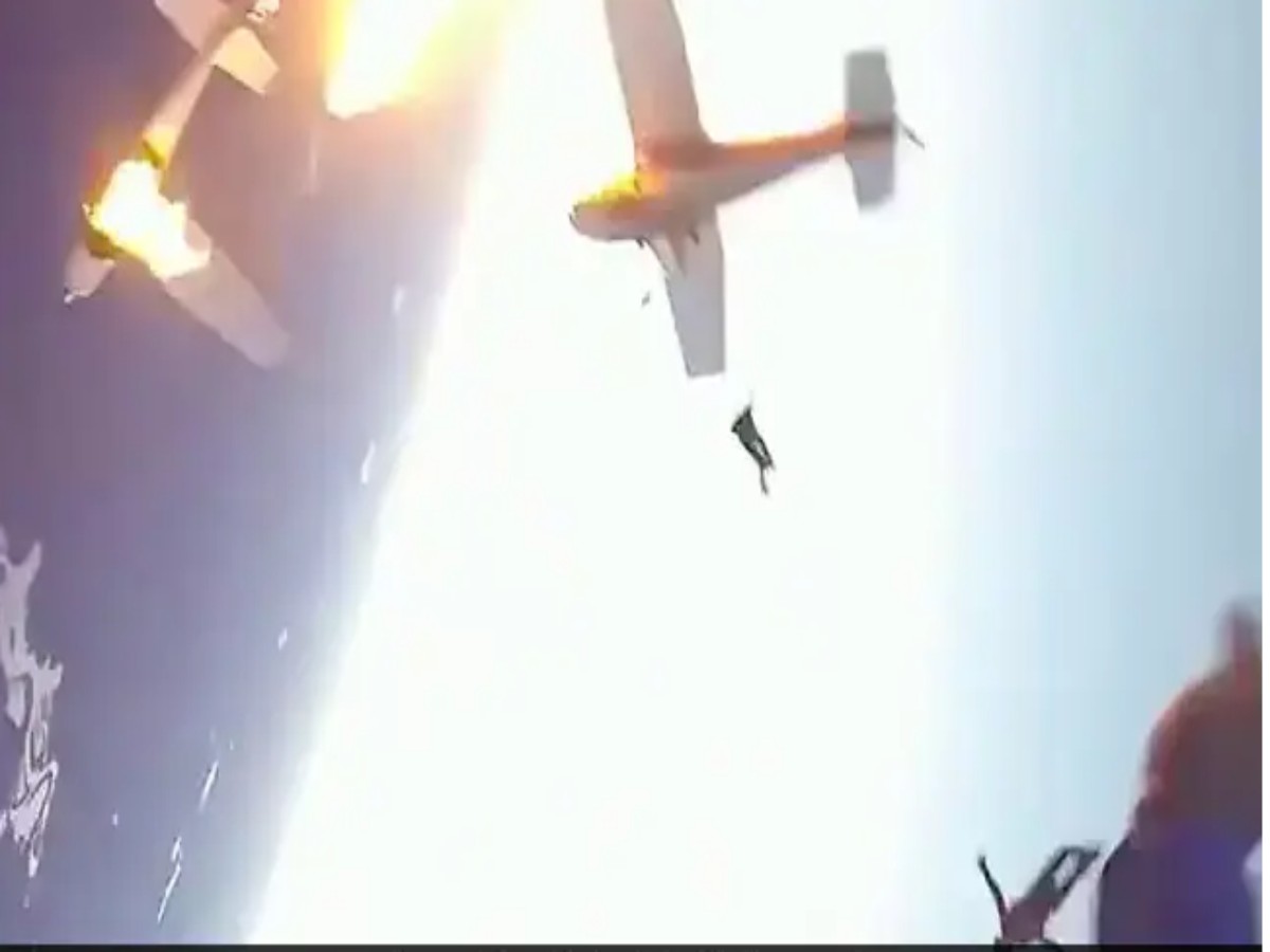 Pilot and passengers jump after two planes crash in mid-air, video goes ...