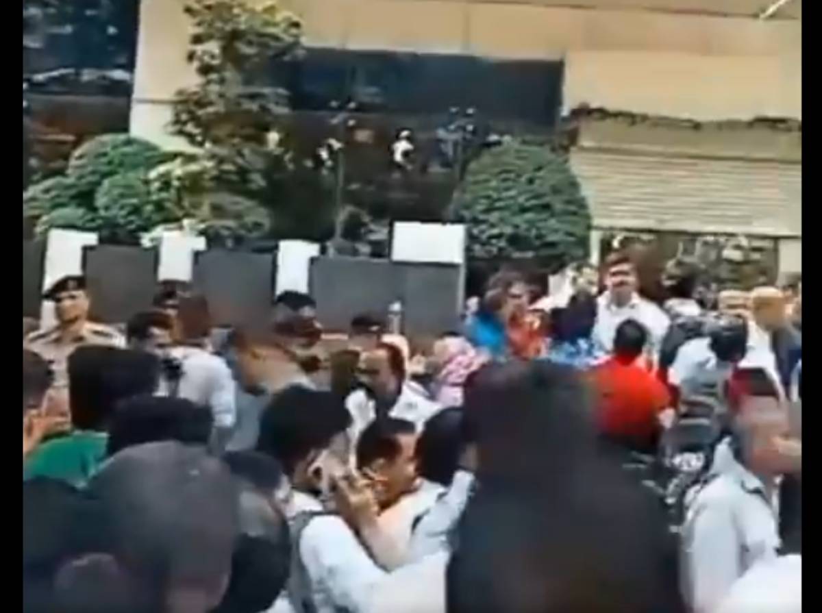 Torres Jewellery Scam: Furious Investors Protest at Offices in Dadar ...
