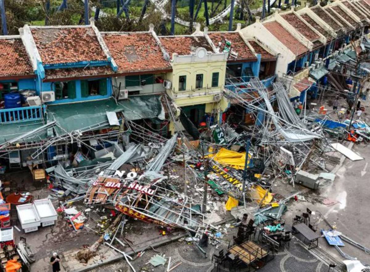 Typhoon Yagi in Vietnam: Flooding Sweeps Away Bus and Bridge Collapses ...