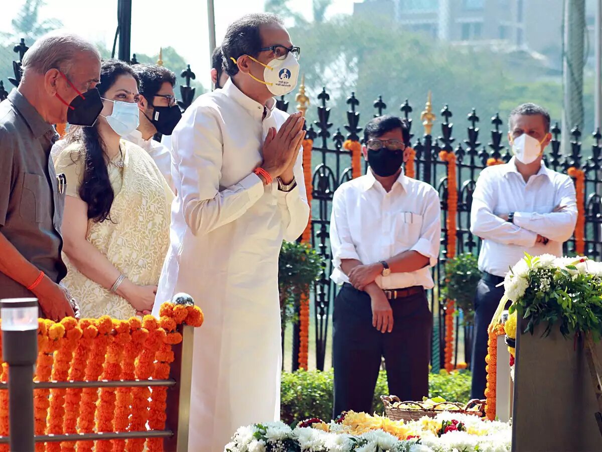 Uddhav Thackeray and family pay tribute to Balasaheb Thackeray on his ...