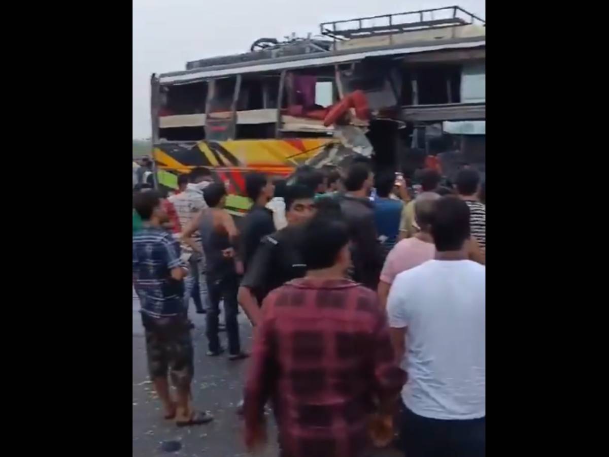 Uttar Pradesh Accident: 18 Killed, 19 Injured as Double-Decker Bus Rams Into Milk Tanker on ...