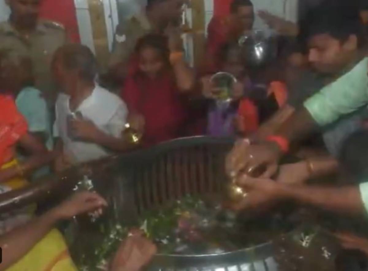 Sawan Somwar 2024: Devotees Flock to Shiva Temples Across India on Final Shravan Monday (Watch ...
