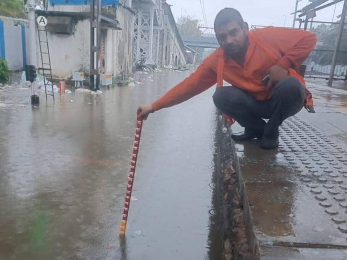 Mumbai Local Train Update: Heavy Rains Cause Major Disruptions to Suburban and Harbour Line ...