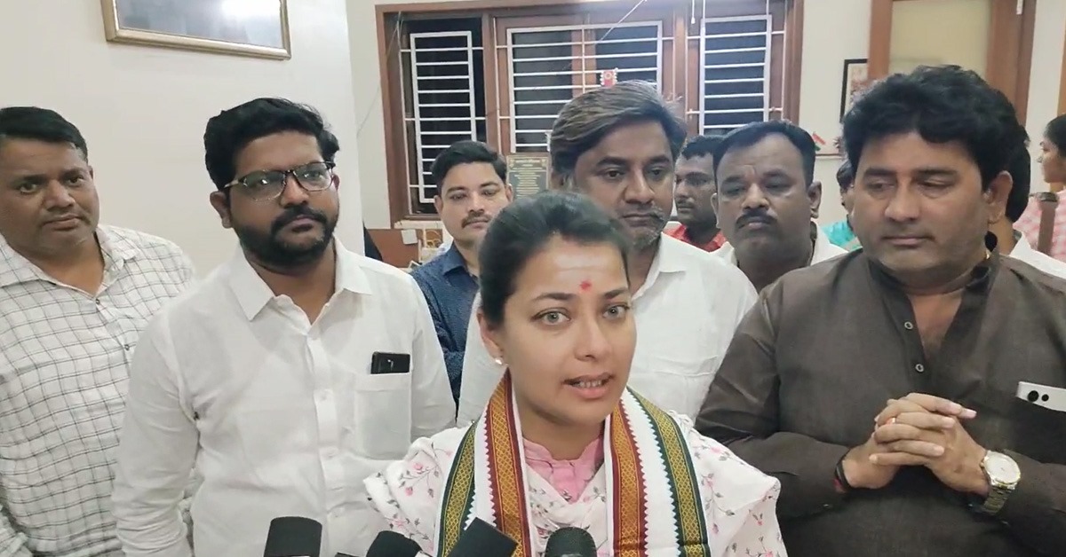 Solapur: Praniti Shinde's Vehicle Targeted, Congress MLA Alleges BJP ...