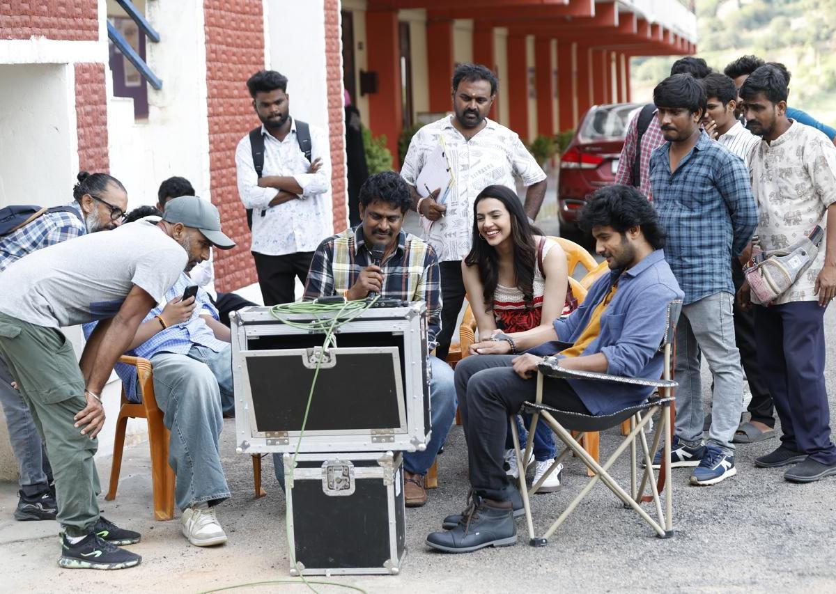 Kashika Kapoor Shares BTS Pictures From Sets, Gives Fans a Glimpse Into ...