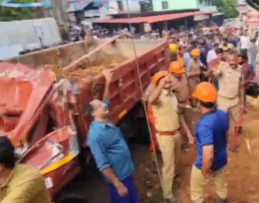 Kerala Tragedy: Three Killed as Soil-Carrying Tipper Crashes Into Bus ...