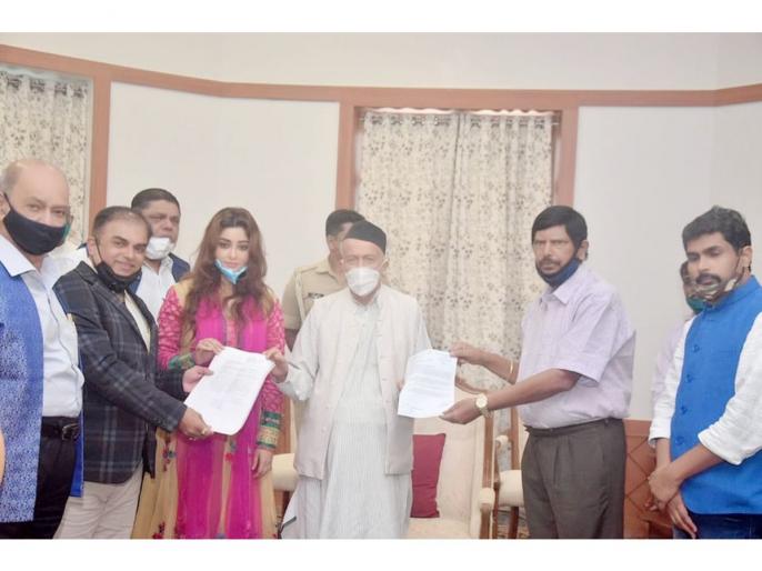 Anurag Metoo Row Actress Payal Ghosh Meets Maha Governor Bhagat Singh