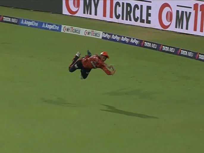 Kamindu Mendis Takes Stunning Catch To Dismiss Dewald Brevis in CSK vs SRH Clash IPL 2025 Match ...