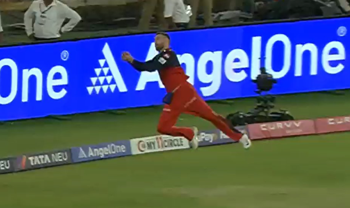 Phil Salt Pulls Off Stunning Boundary Catch to Dismiss Priyansh Arya in RCB vs PBKS IPL 2025 ...