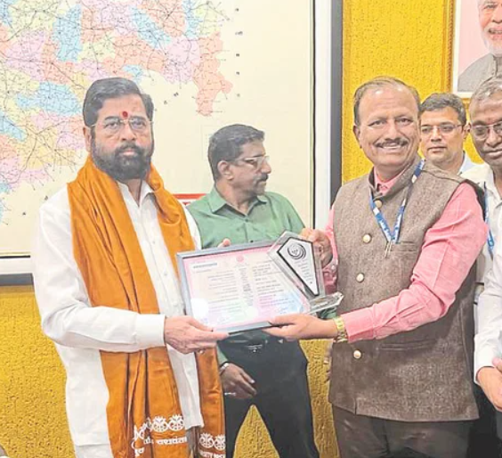 Maharashtra CM Eknath Shinde awarded diploma in journalism and mass ...