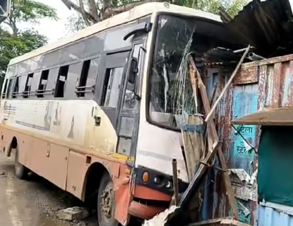 Sangli: 16 injured in ST bus accident at Sangliwadi toll plaza | www.lokmattimes.com