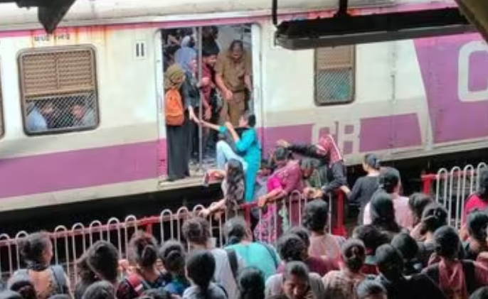 Mumbai: Woman pushed off running train for resisting robber, accused ...