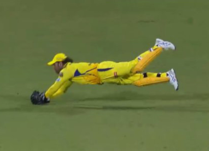 Vintage MSD: Ex-Captain MS Dhoni Takes Flying Catch to Dismiss Vijay ...