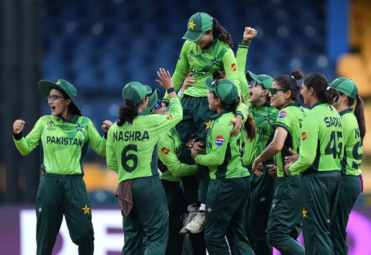 Fatima Sana’s Four-for Helps Pakistan Restrict England to 133/9 in Rain ...