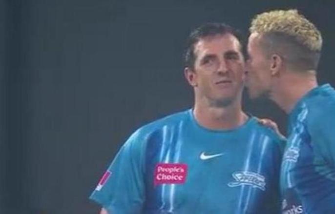 BBL 2021-22: Peter Siddle caught kissing Adelaide Strikers teammate ...