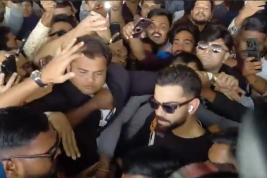 Virat Kohli Mobbed by Fans on Arrival in Vadodara Ahead of India vs New ...