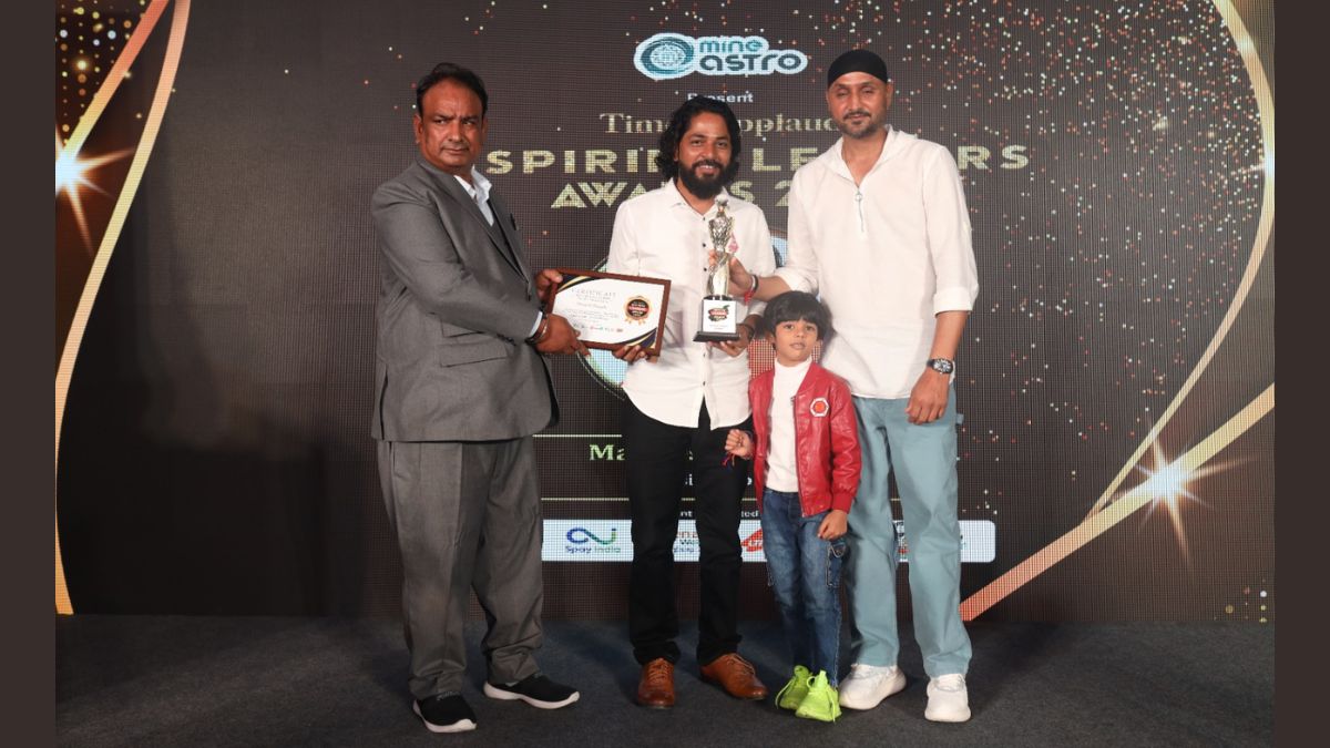 Mr. Mangesh Pagare Receives the Social Award at Times Applaud Inspiring ...