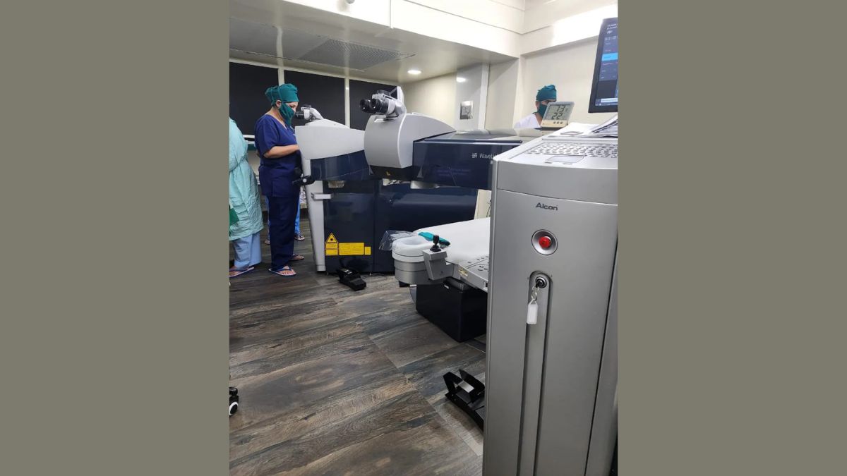 Revolutionary AI assisted LASIK surgery restores vision without glasses ...