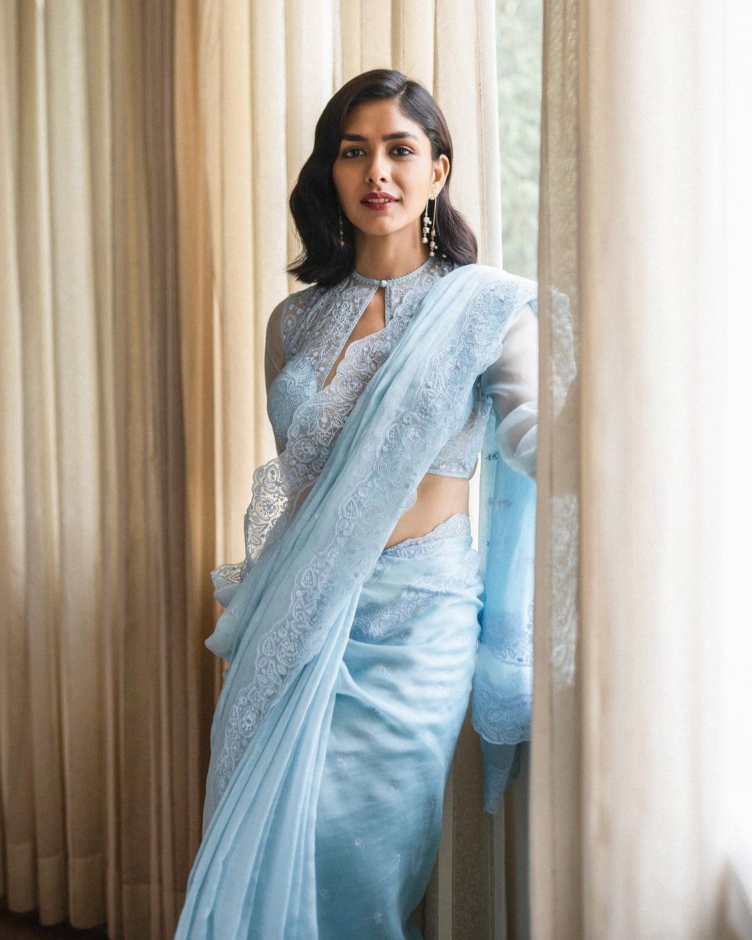 Mrunal Thakur sizzling Backless Photos goes viral on social media see ...