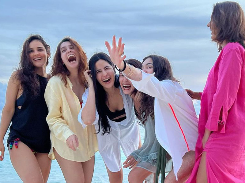 कतरिना कैफनं समुद्र किनारी फ्रेंड्ससोबत साजरा केला बर्थडे, विकी कौशलने ...