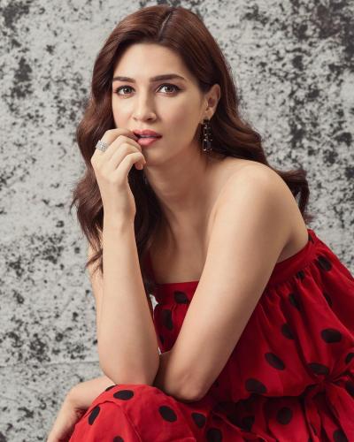 Kriti Sanon Flaunts Her Curves In Short Dress Pictures Goes Viral On