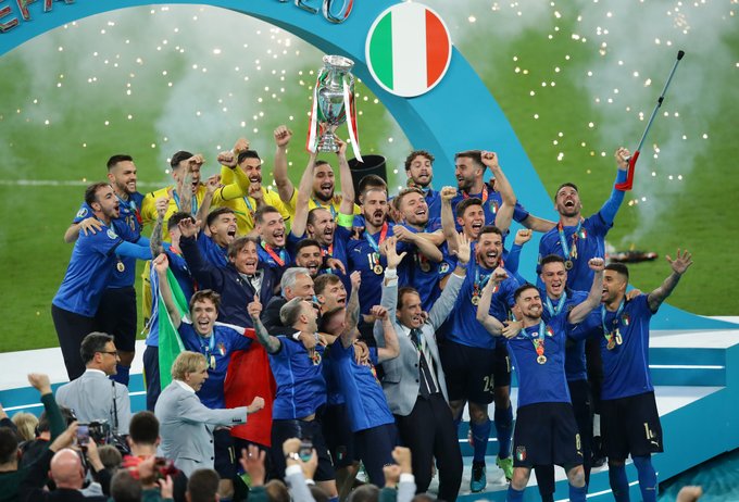 UEFA EURO 2020 Final Italy Fans dancing and singing streets champions ...