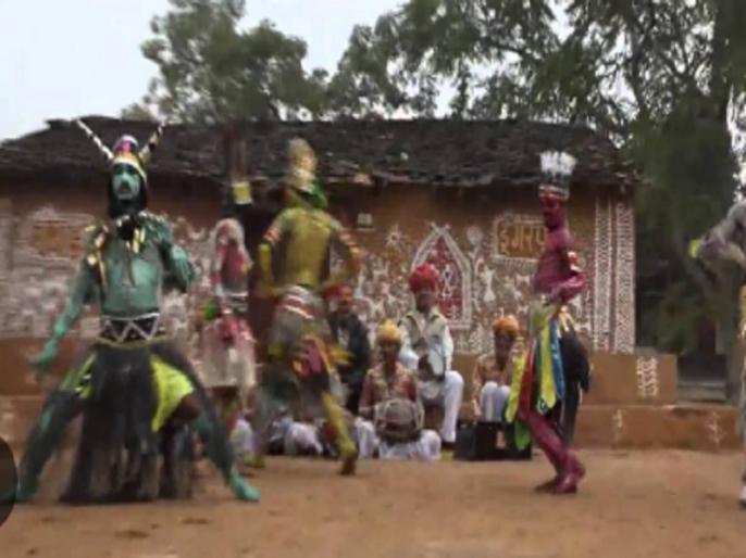 Sahariya tribal celebration of Holi with folk songs | भंवरा बन के मजा ...