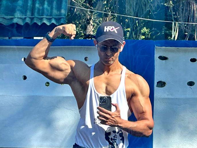 Hrithik Roshan flexes muscles while shooting for Fighter in throwback ...