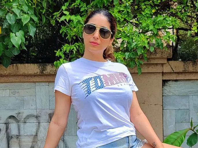 Singer Neha Bhasin flaunts curvy figure in black outfit see photos ...