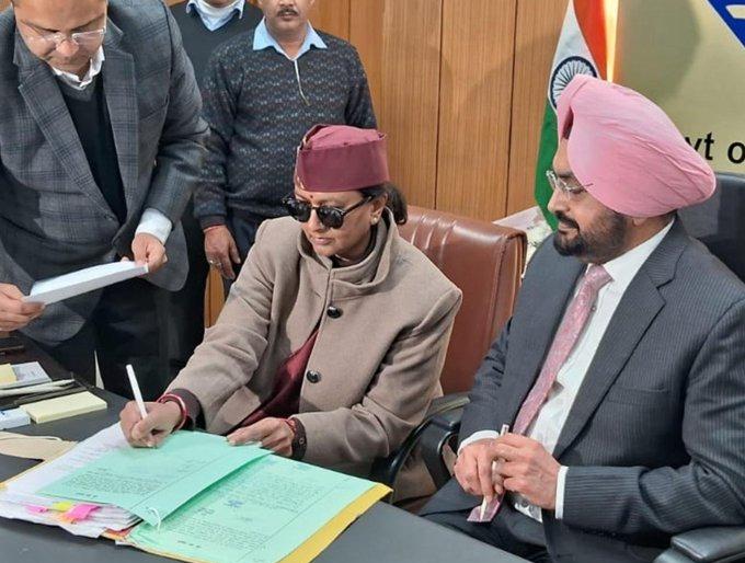 IAS Radha Raturi: पहली महिला अधिकारी, 18वें मुख्य सचिव के रूप में ...