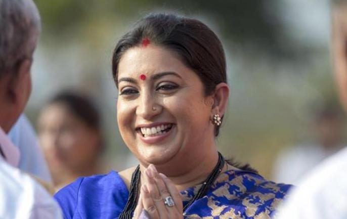 Smriti Irani shared a lesson post, Moni Rai did this comment-1 | स्मृति ...