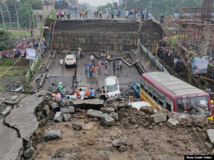 Photos: Kolkata Taratala Majerhat Bridge Collapse, Many People Are ...