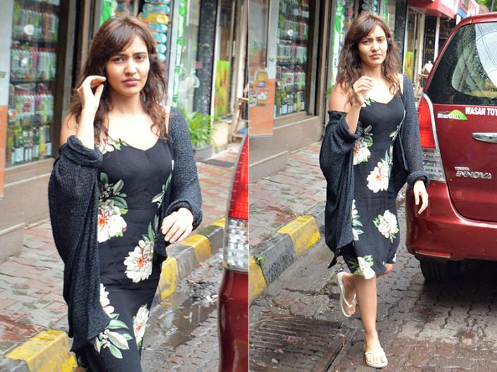 Spotted: Neha Sharma Without Make-Up In Bandra, View Photos Pics Hd ...