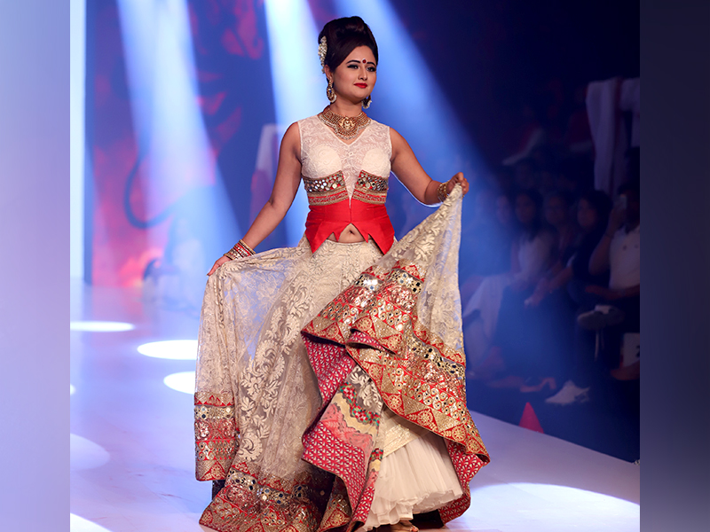 Urvashi Rautela And Rashmi Desai Glamorous Look In Bombay Times Fashion ...